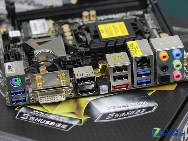 插槽接口异常齐全 华擎ITX Z77高清图赏_华擎 Z77E-ITX_主板新闻-中关村在线