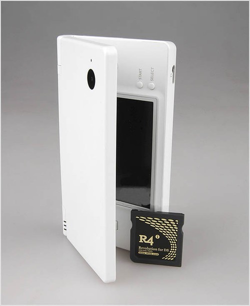 昔日王者再临 DSi平台烧录卡R4i黄金版 _R4 R4i Pro黄金版_游戏机游戏评测-中关村在线